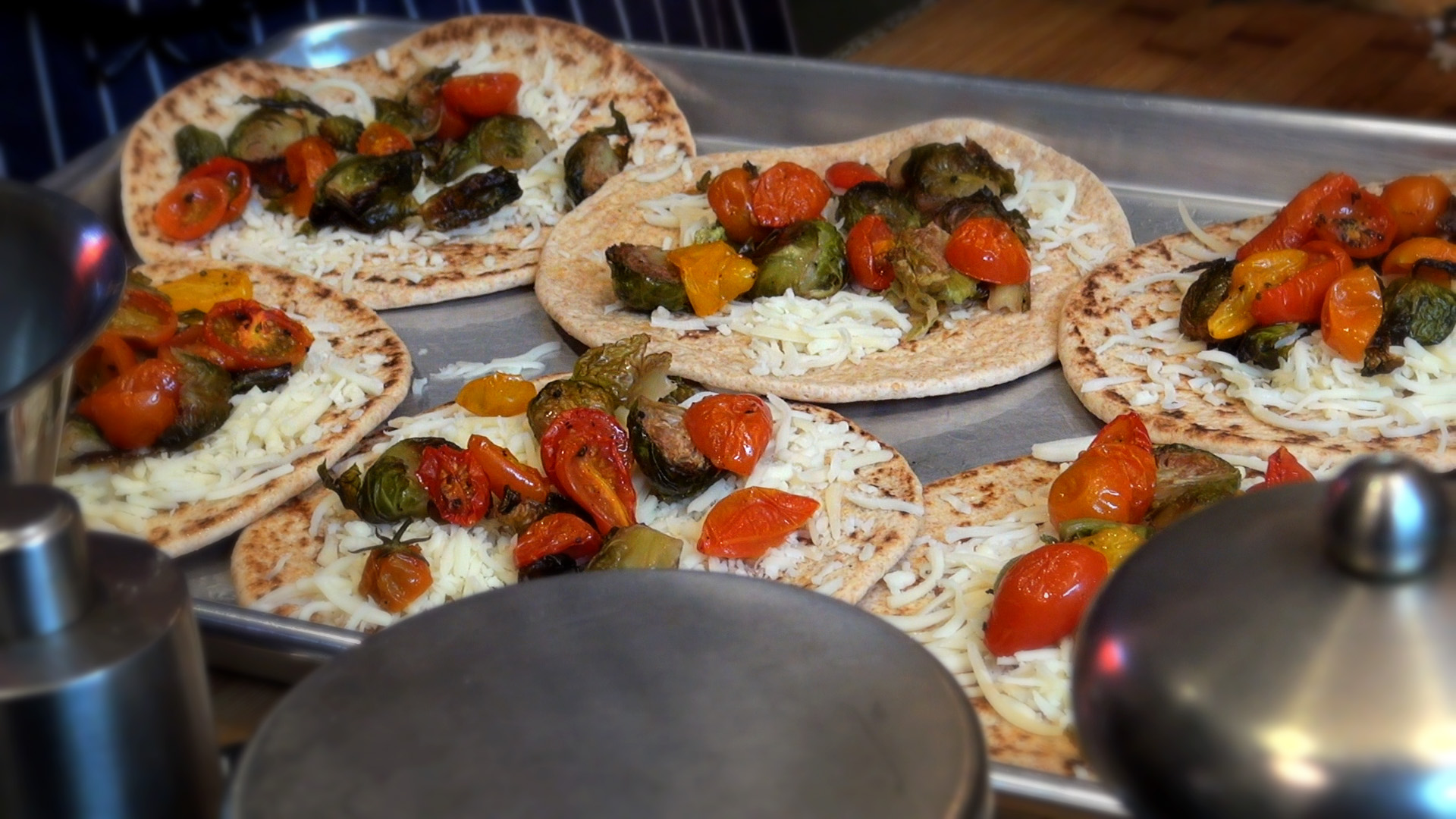 Pizza de Pan Pita para el Dia del Padre y #First5LA - Nibbles and Feasts